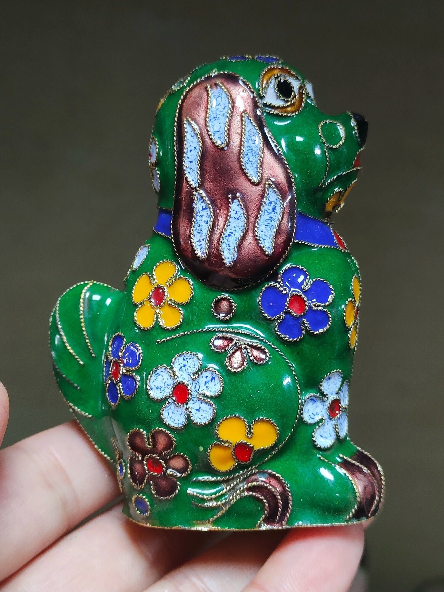 Серебристо-синяя медная статуэтка собаки светло-зеленый