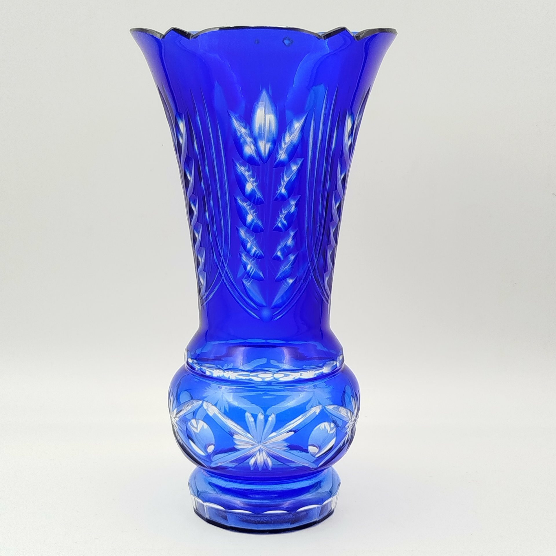 Ваза кобальтового оттенка с декором в виде колосьев и линз, хрусталь