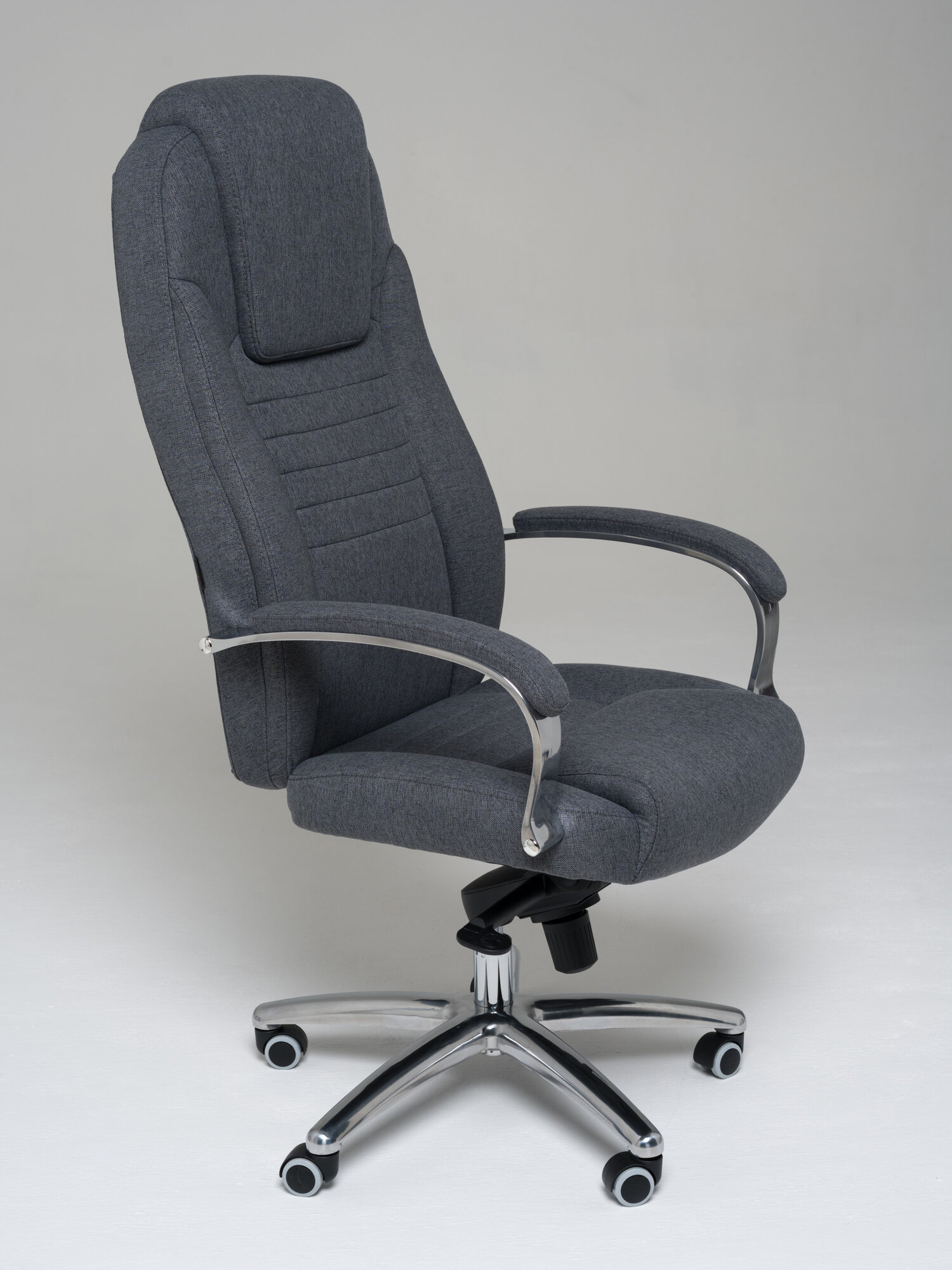 Кресло офисное Т-9923 серое, тканьевое рогожка, хромированное с прорезиненными колесиками