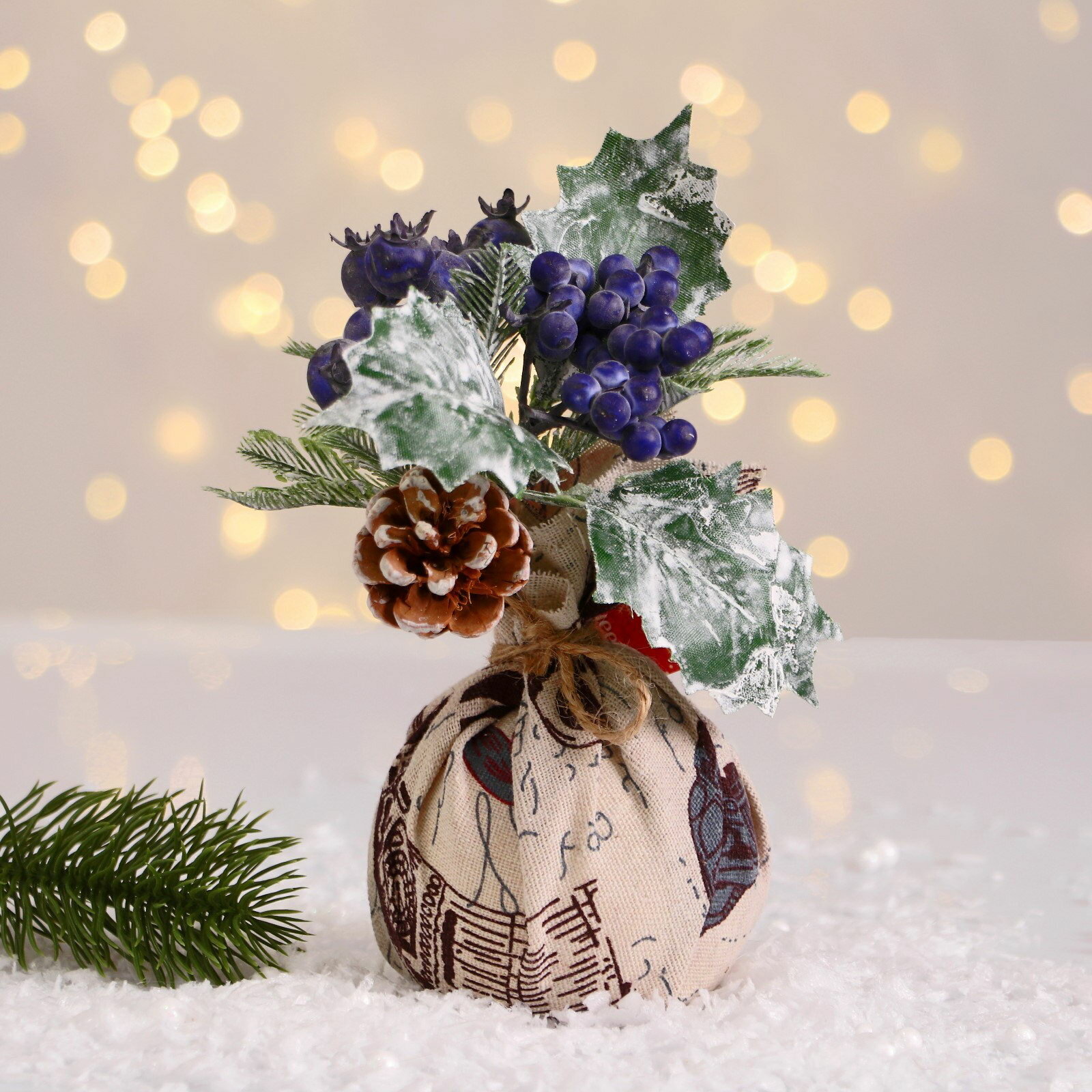 Новогодняя композиция на стол "Зимнее волшебство. Очарование" в мешочке, черника, шишка, 14 см
