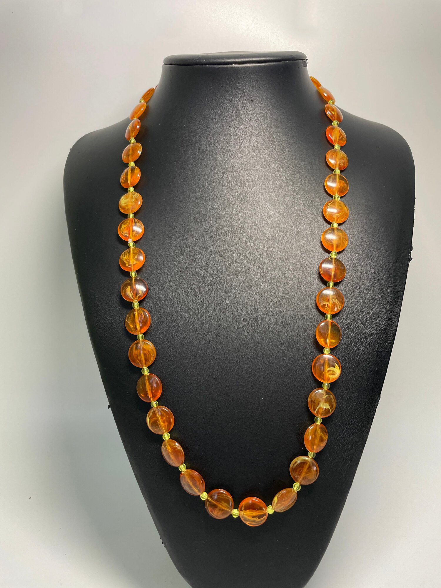 Винтажные пластиковые бусы, имитация янтаря, времен СССР, длина 72 см.