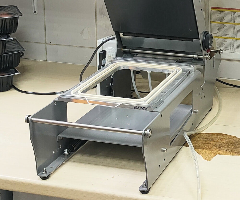 Форма VASSILII с контурной обрезкой (раздельная вырубка) для запайки контейнеров 260х177 мм*1/ 253х183 мм*1 № 2118