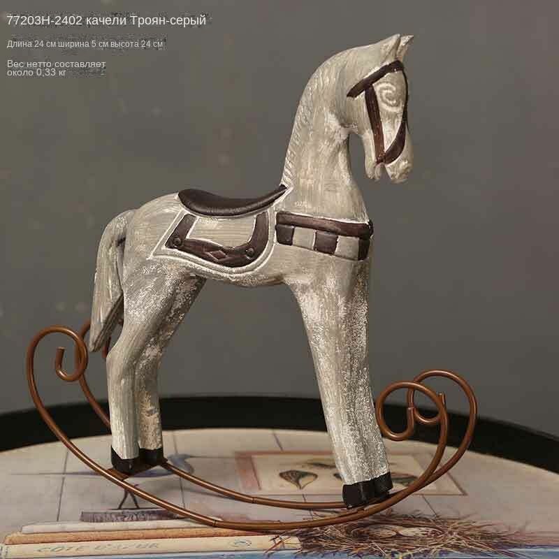 Деревянная миниатюрная лошадка-качалка