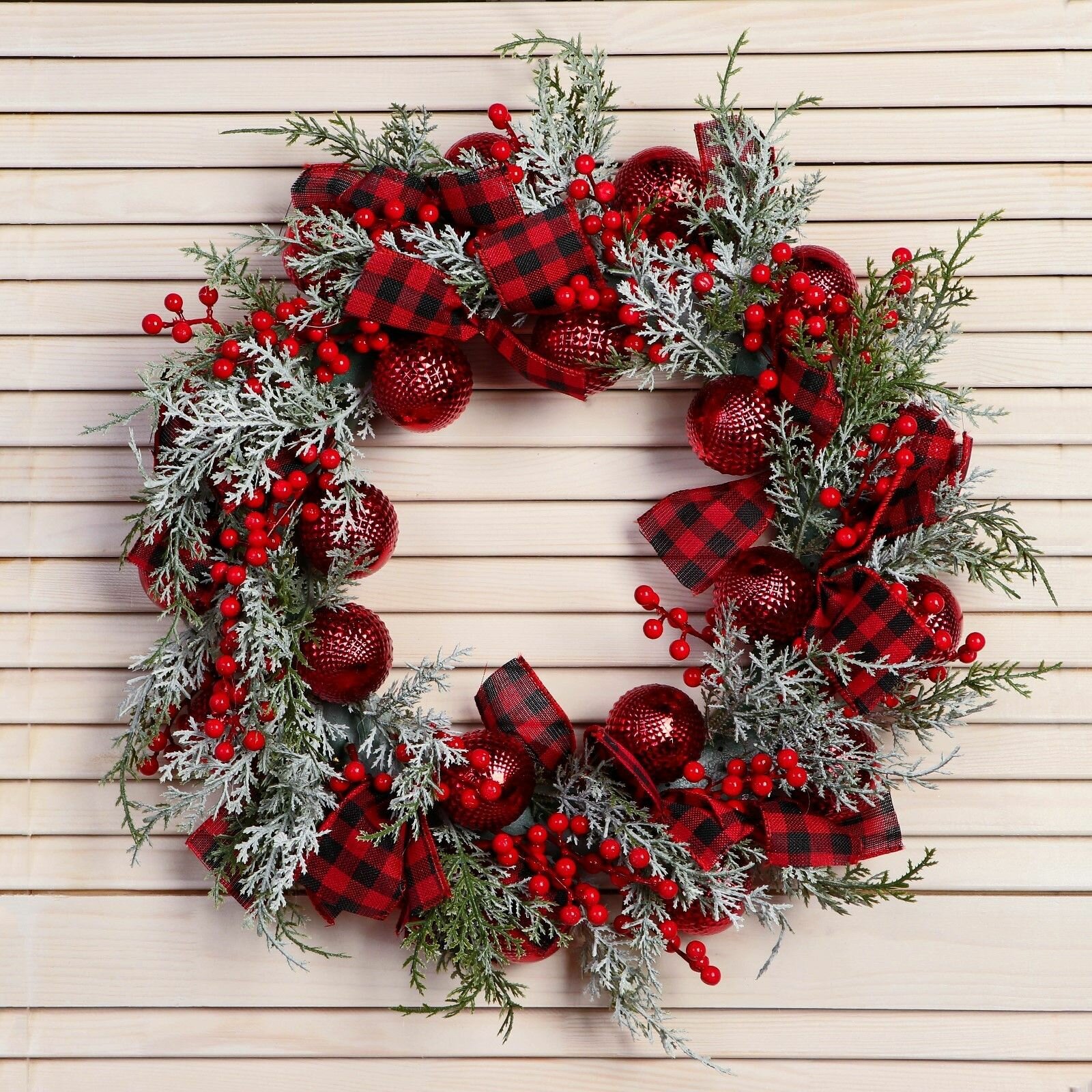 Венок новогодний 37 см "Уютная сказка" клетчатые ленты веточки шары