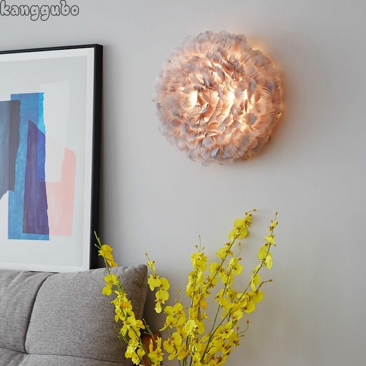 Настенный светильник из перьев