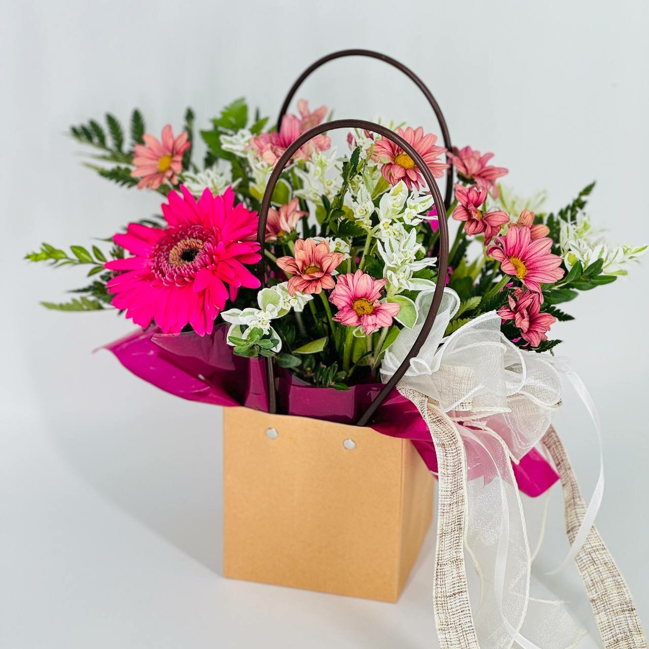 Сумочка с цветами на День рождения. Цветы в сумке гербера, молочай, хризантема