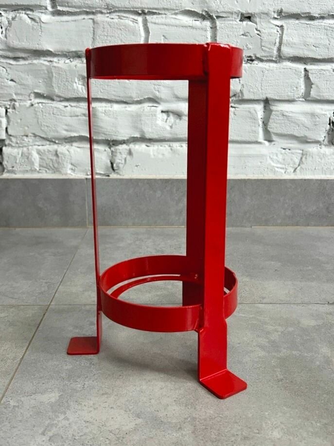 Кронштейн-держатель для огнетушителя, напольный, металлический, красный