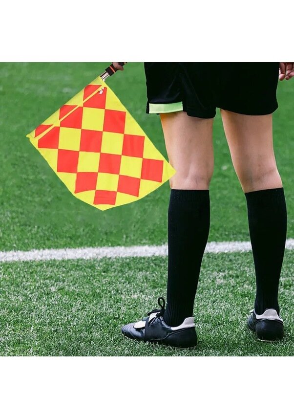 Комплект футбольного арбитра: красная желтая карточка, металлический свисток, флаг и другое снаряжение