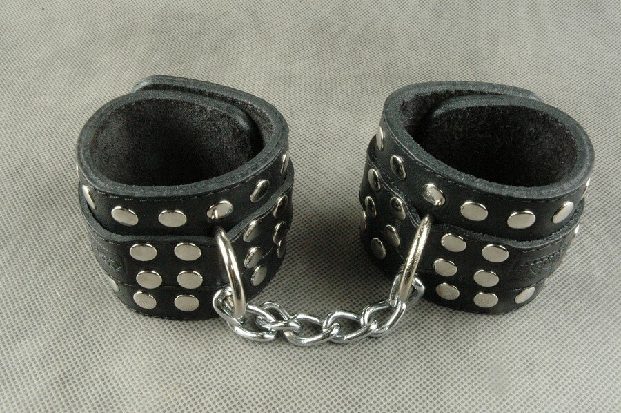 Наручники зафиксированные между собой, с декоративной металлической фурнитурой по краю Beastly Наручники зафиксированные между собой, с декоративной металлической фурнитурой по краю