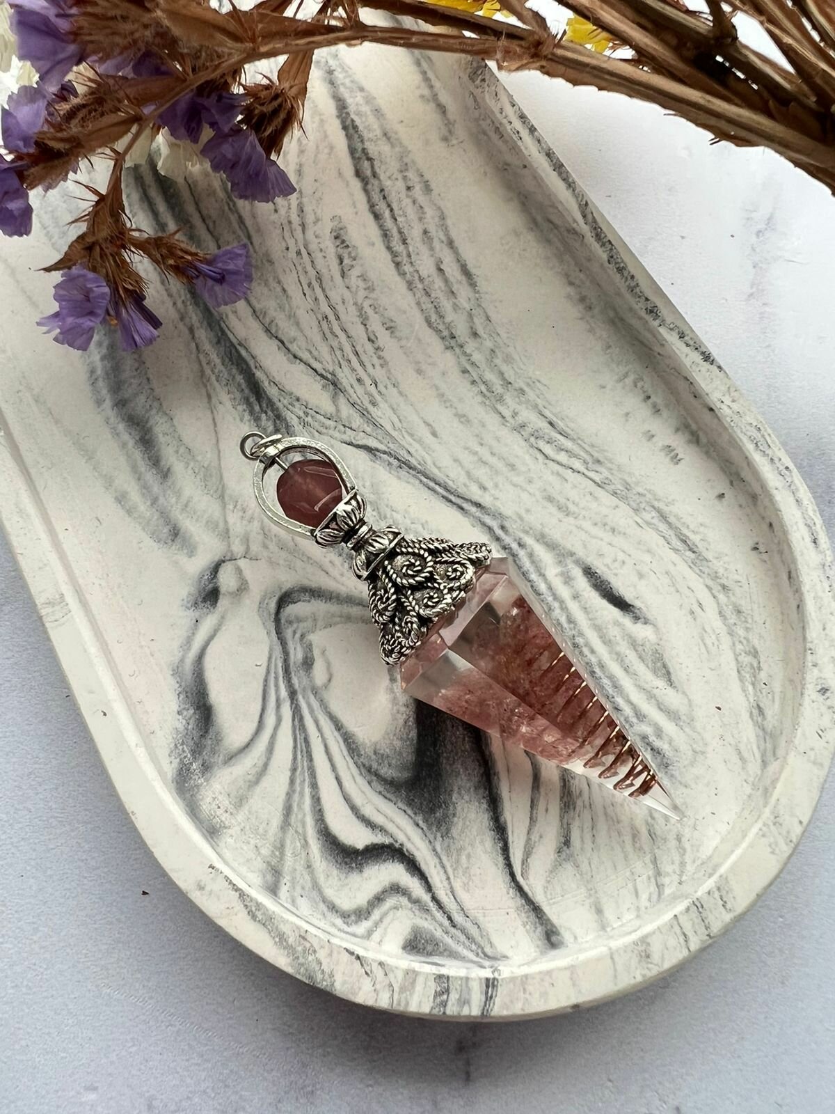 Маятник биолокационный из эпоксидной смолы с натуральным камнем клубничный кварц