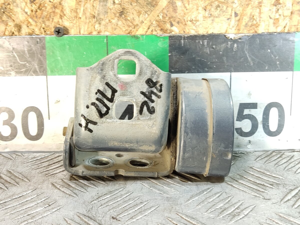 Петля двери передней правой нижняя RENAULT Megane 2003 2009 804203220R