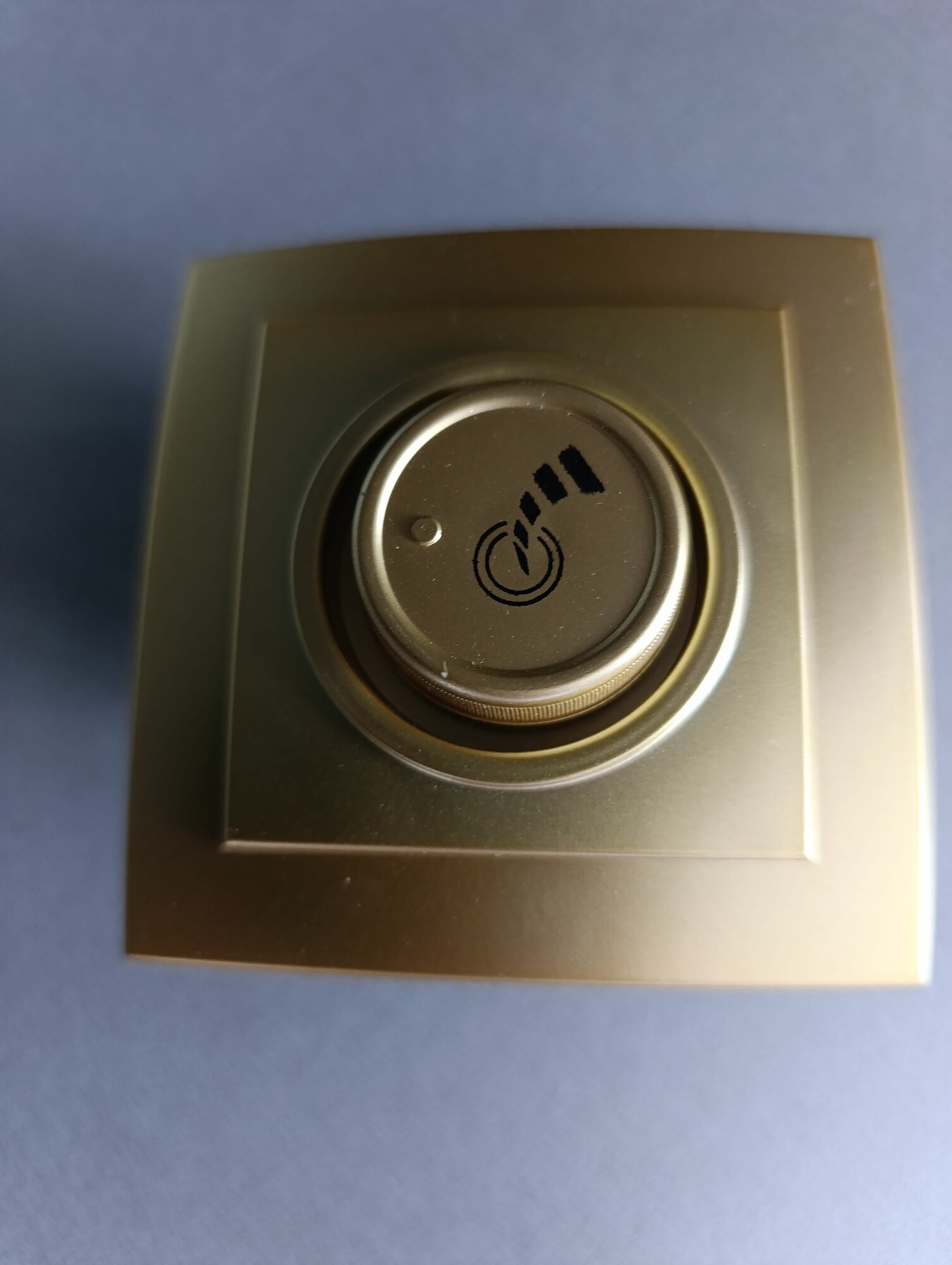 Диммер NILSON светорегулятор 600W поворотный (золото)