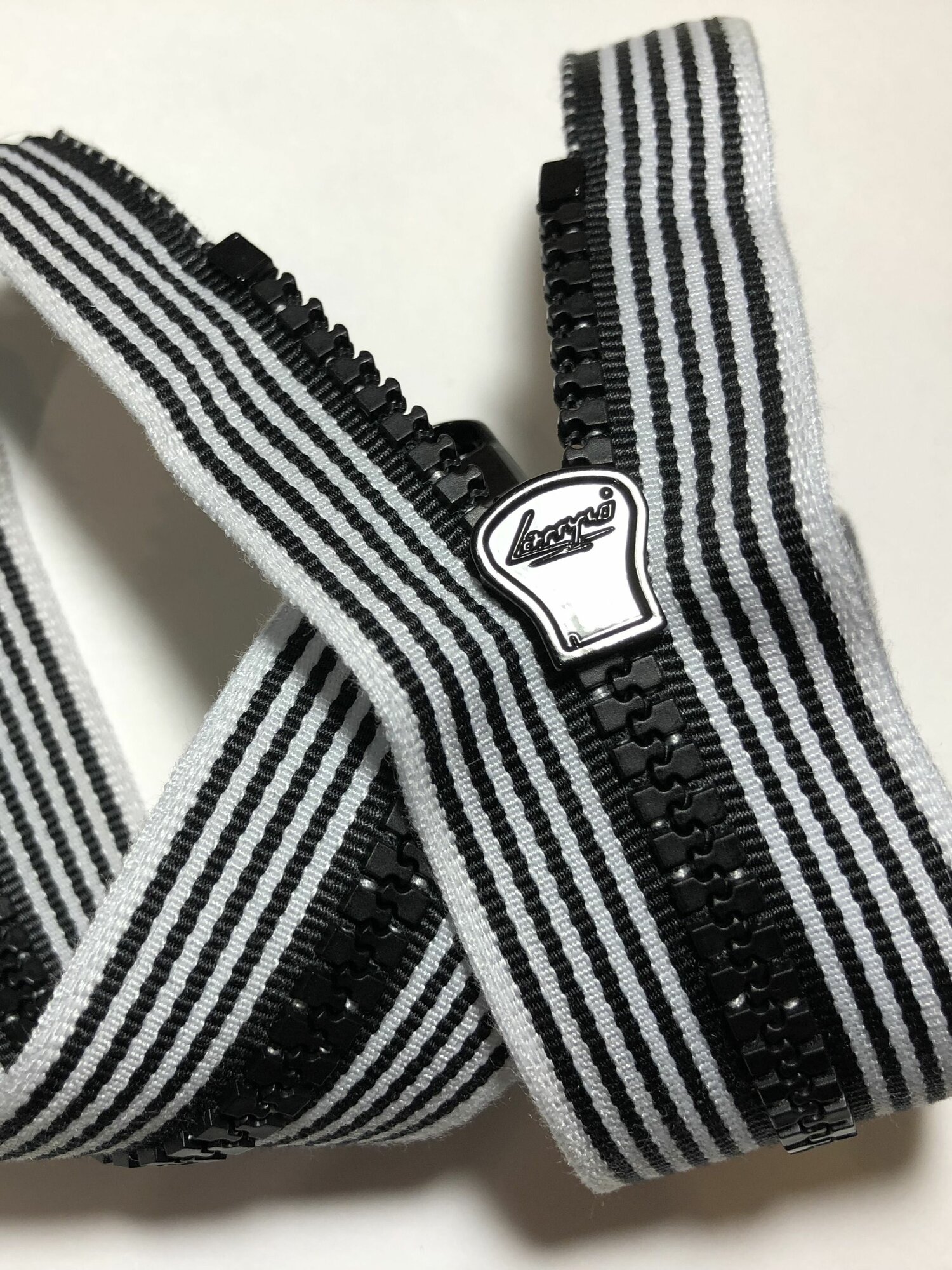 Молния полосатая чёрно-белая неразъёмная тракторная пластик, бегунок-чёрн. металл, Lampo Италия Т5 - 35см (1 зам.) 1шт.