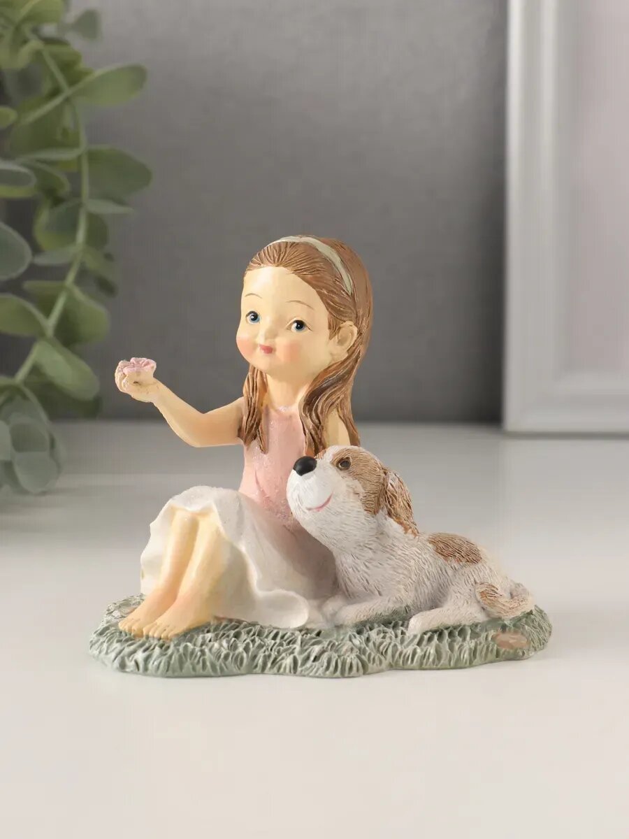 Фигурка Малышка с собачкой