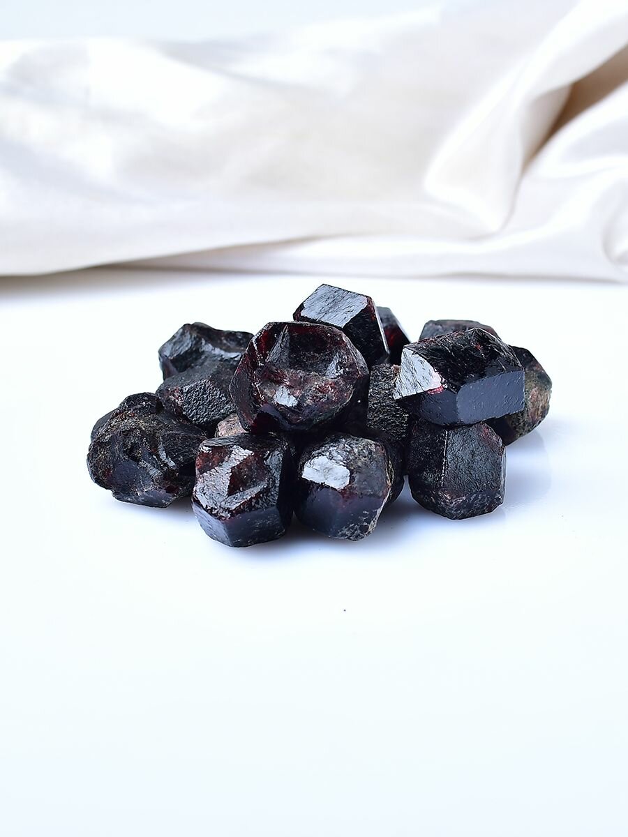 Натуральный гранат необработанный, мелкий гравий 1-2 см 50 г для декора, рукоделия, украшений и коллекционирования