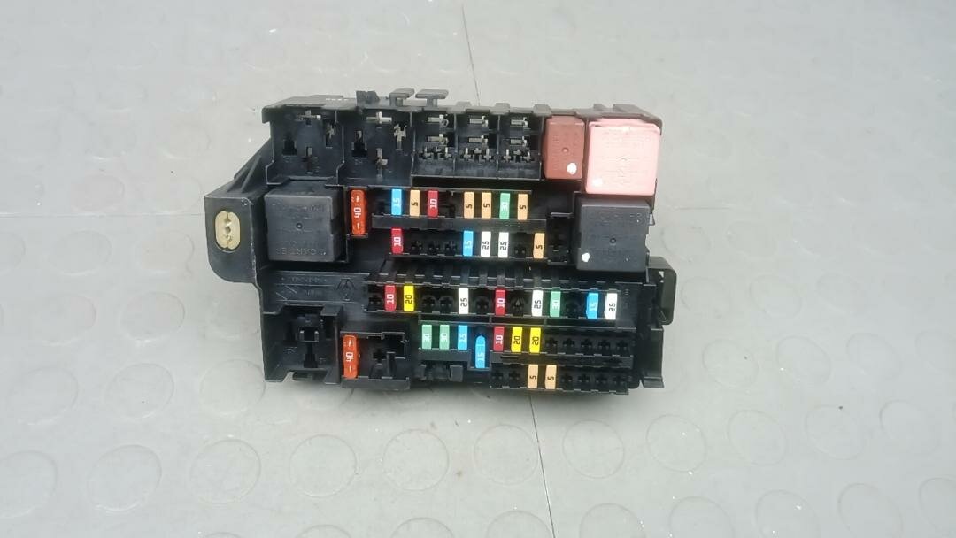 Блок предохранителей Renault Laguna 3 рест. 2010