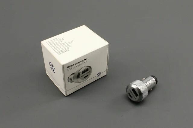Зарядный адаптер Volkswagen с двумя портами USB-A / USB-C