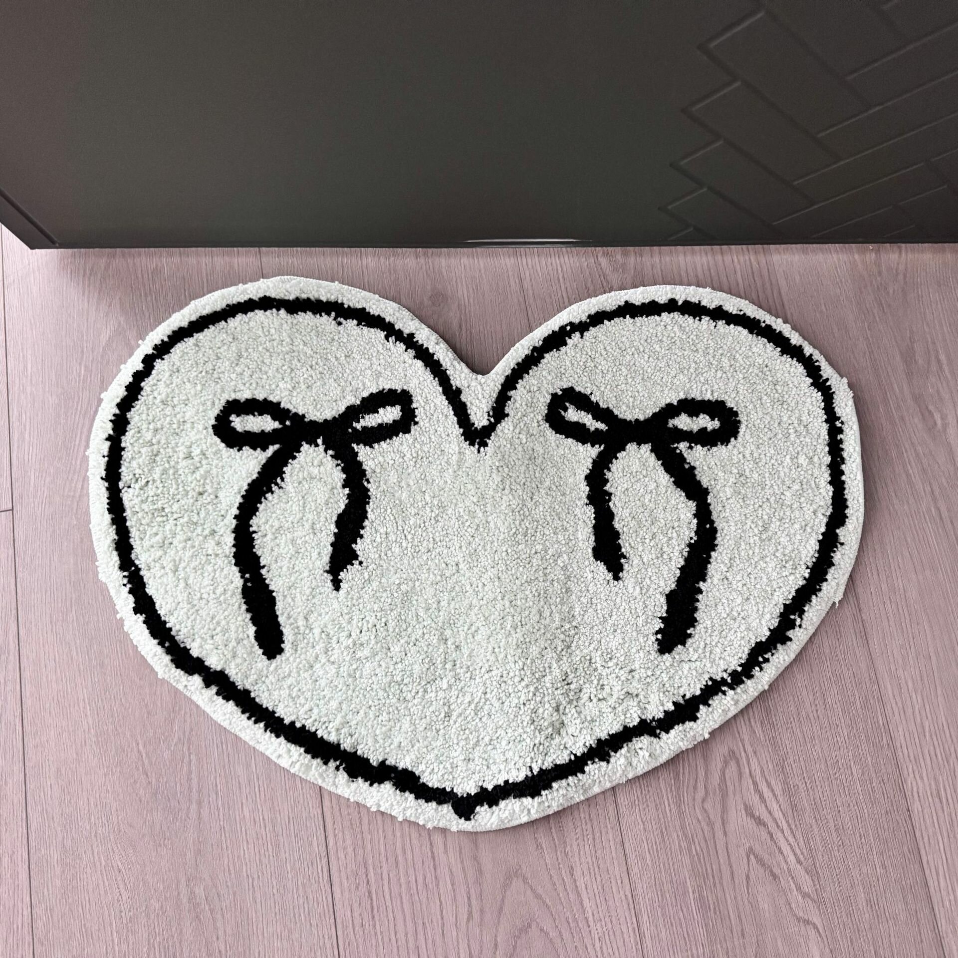 Мягкий коврик для ванной в форме сердца, подходящий для дверных проемов, кроватей и журнальных столиков. Симпатичный, впитывающий, нескользящий, прочный и моющийся.