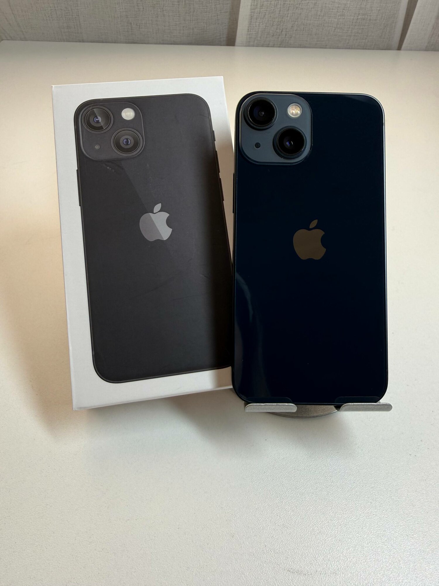 Б/У Смартфон Apple iPhone 13 mini 256 ГБ, черный, экран 5,4", 1928