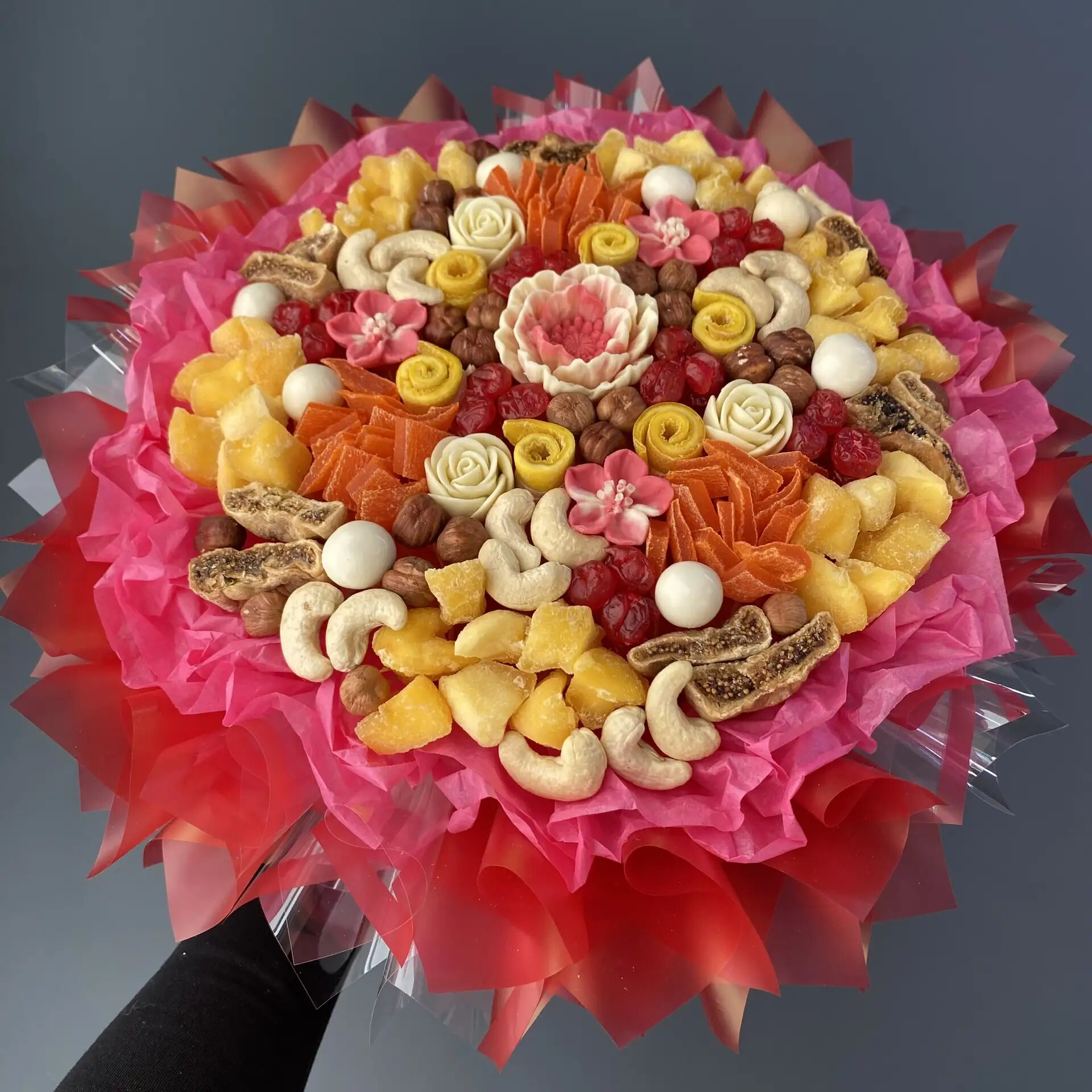 Букет с манго, вишней, орехами и шоколадными цветами в яркой упаковке