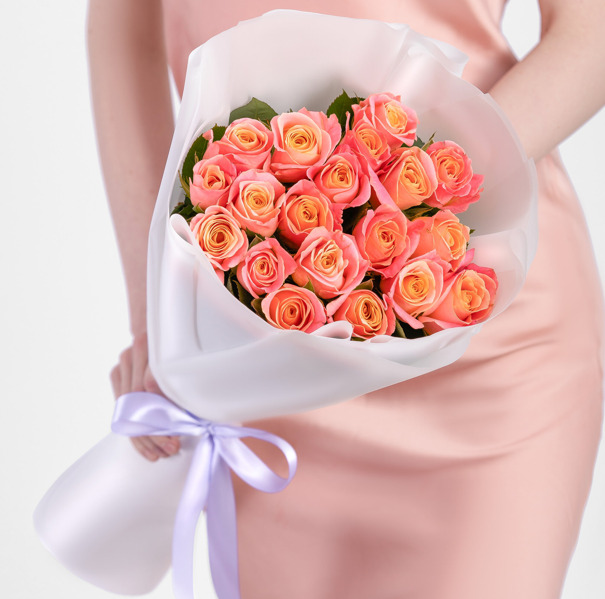 Букет Мегацвет24 "Мисс Пигги", коралловые розы, 19 шт, высота 70 см, под ленту, пленка