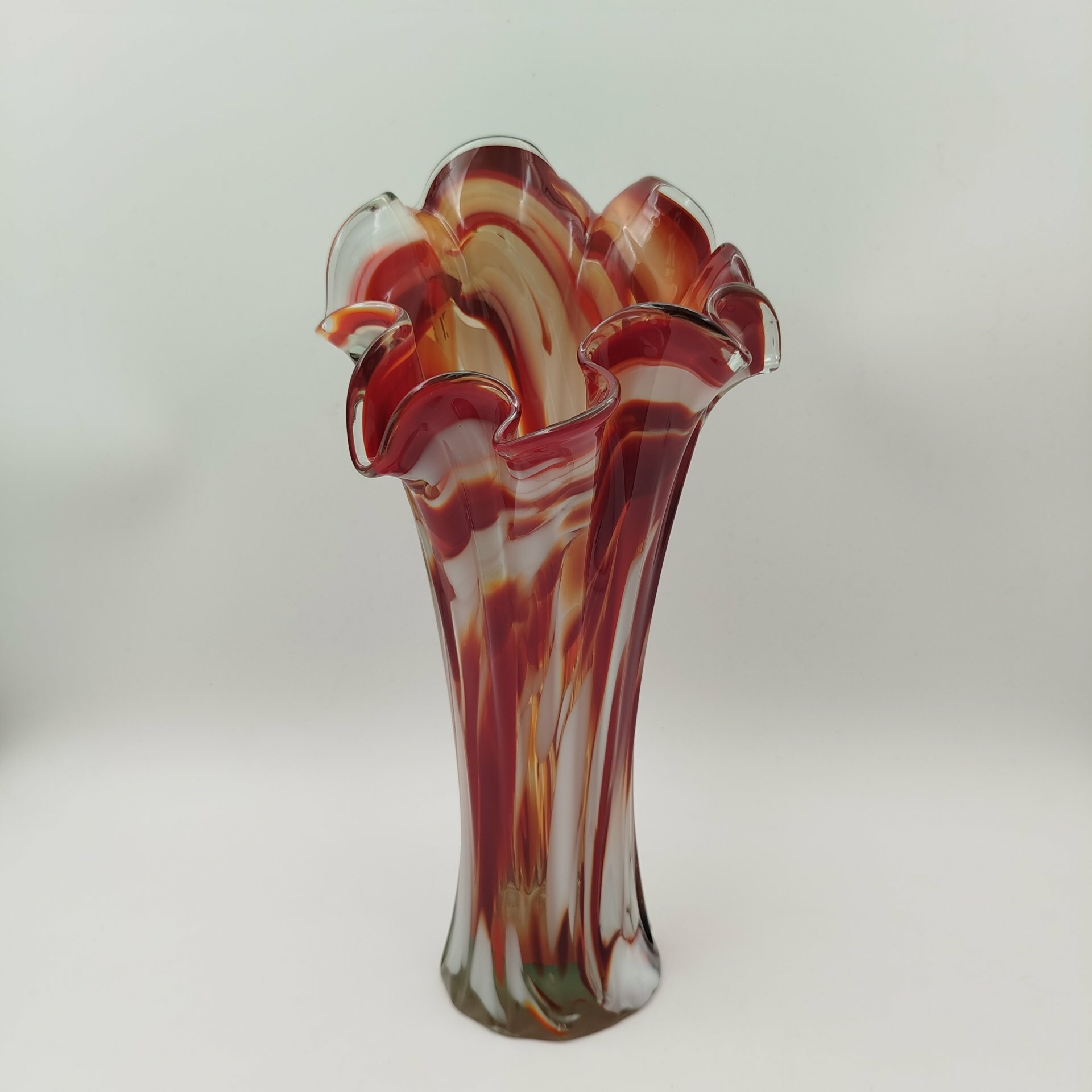 Ваза для цветов необычной формы в бело-бордовых тонах, стекло, гутная техника