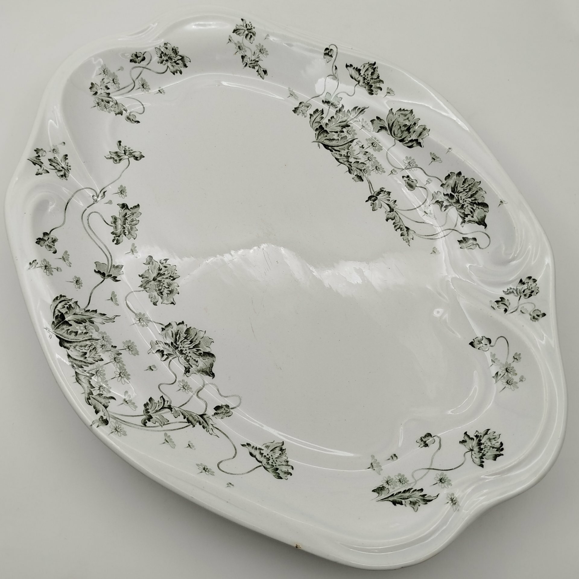 Блюдо овальной формы с цветочным декором в стиле модерн, фаянс, деколь
