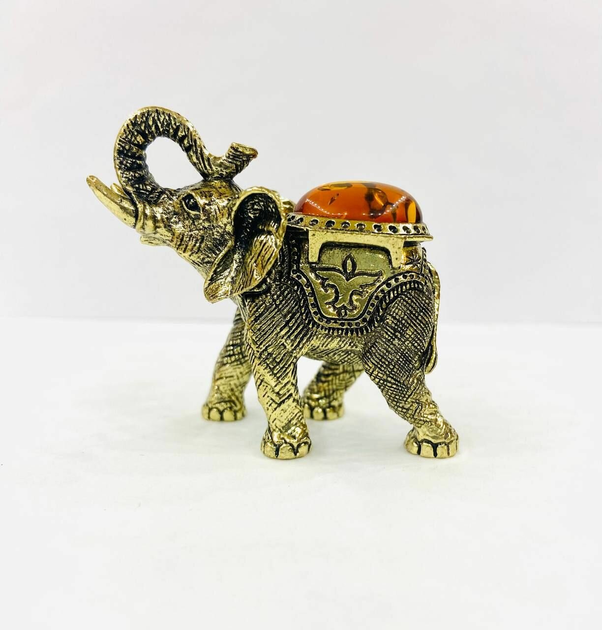 Фигурка из латуни - слон, с прессованным янтарем