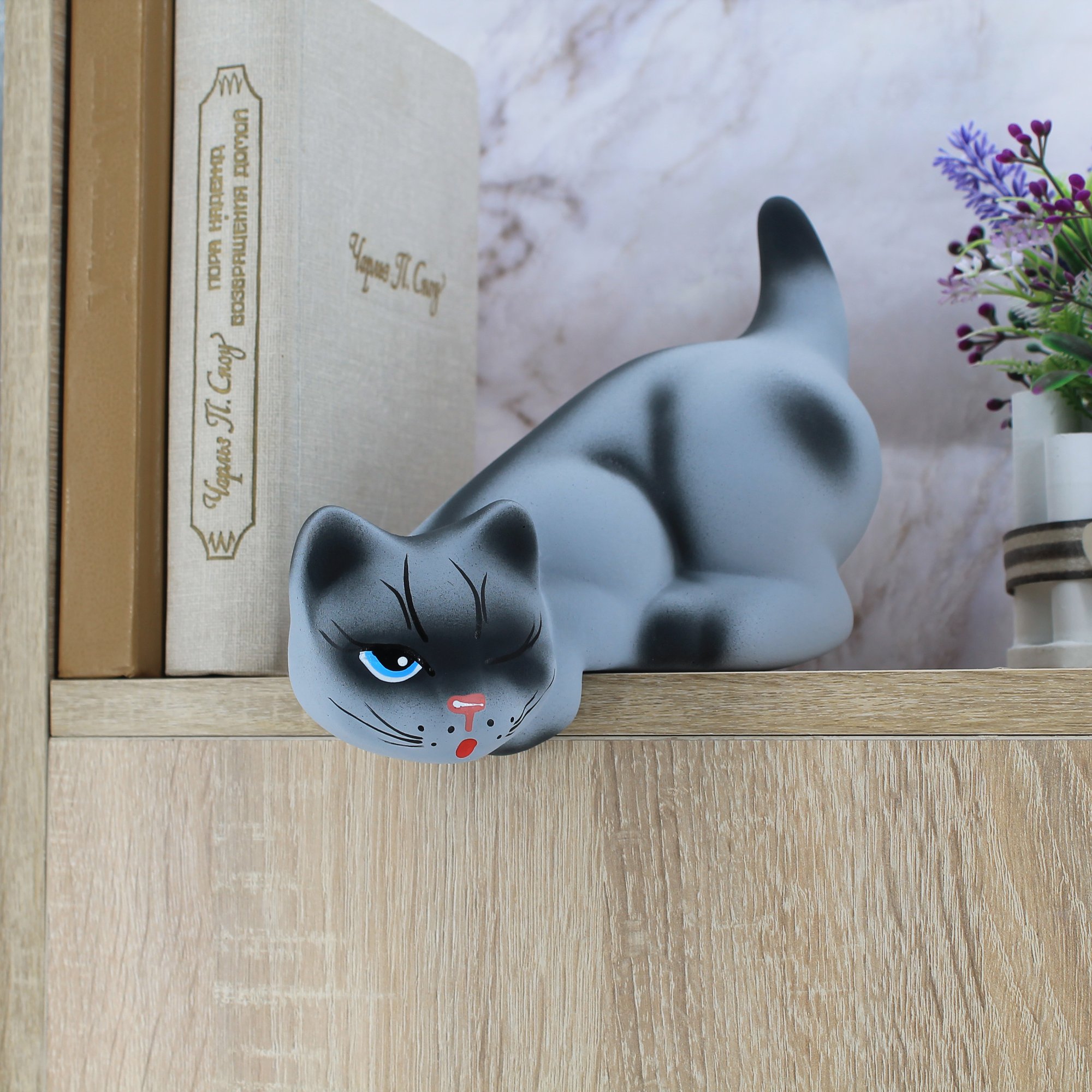 Статуэтка , свисающая фигурка Кот Шалун 20 см , керамика , ручная работа , серый с черным подпалом
