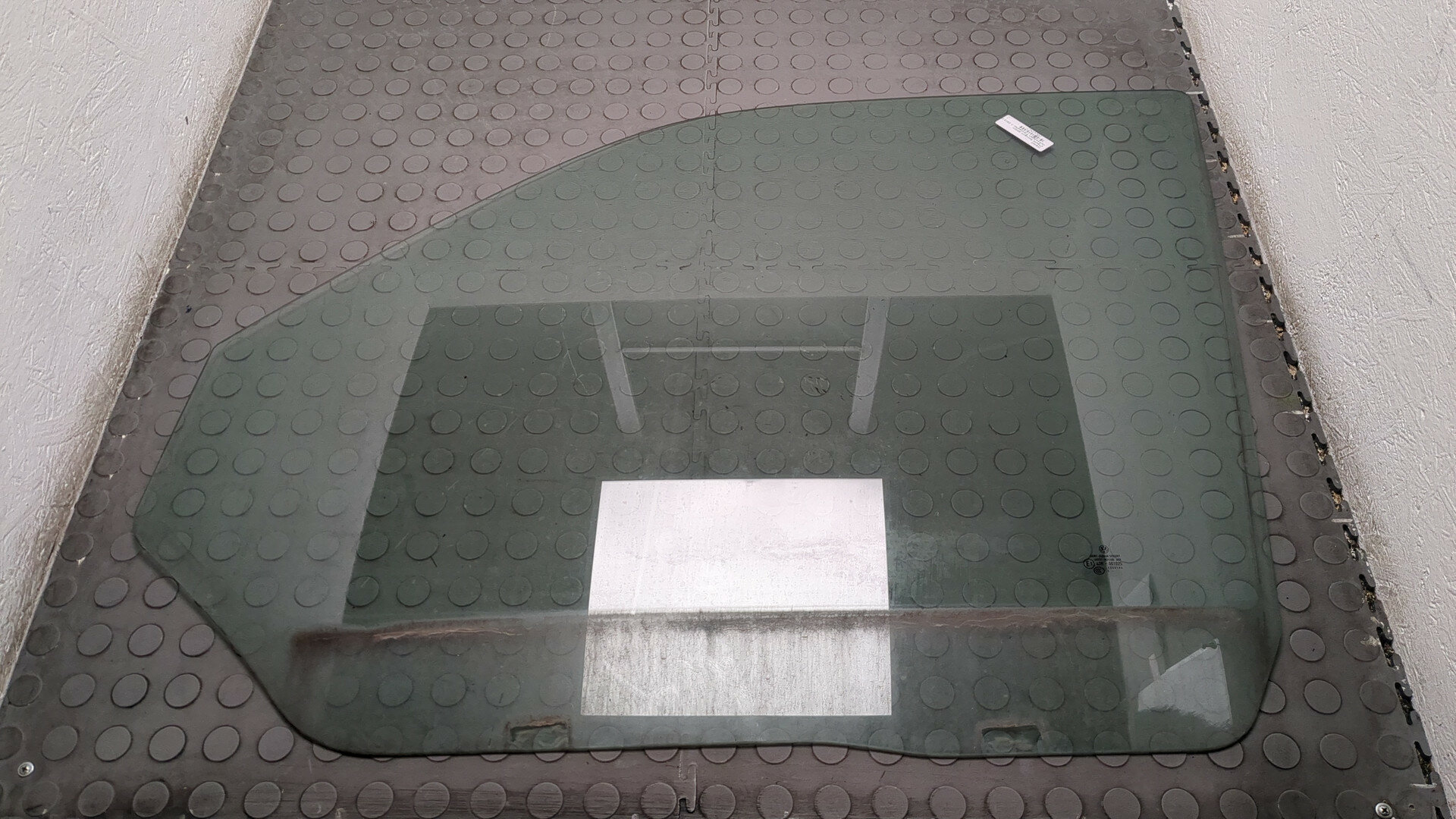 Стекло боковой двери левое переднее Volkswagen Transporter 5 Б/У