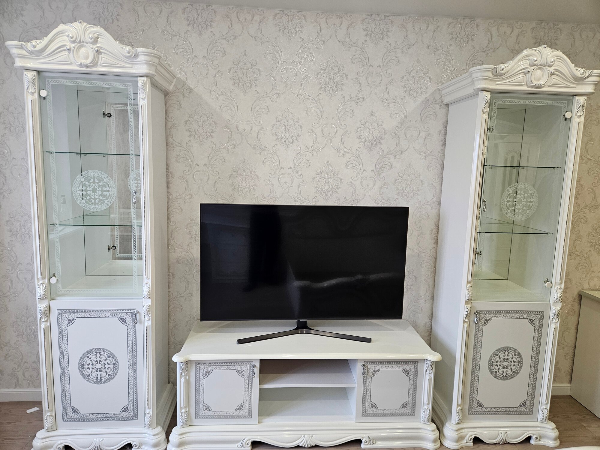 Гостиная Грация цвет: белый с серебром глянец(шкаф-витрина 1дв. 2шт, тумба под тв)