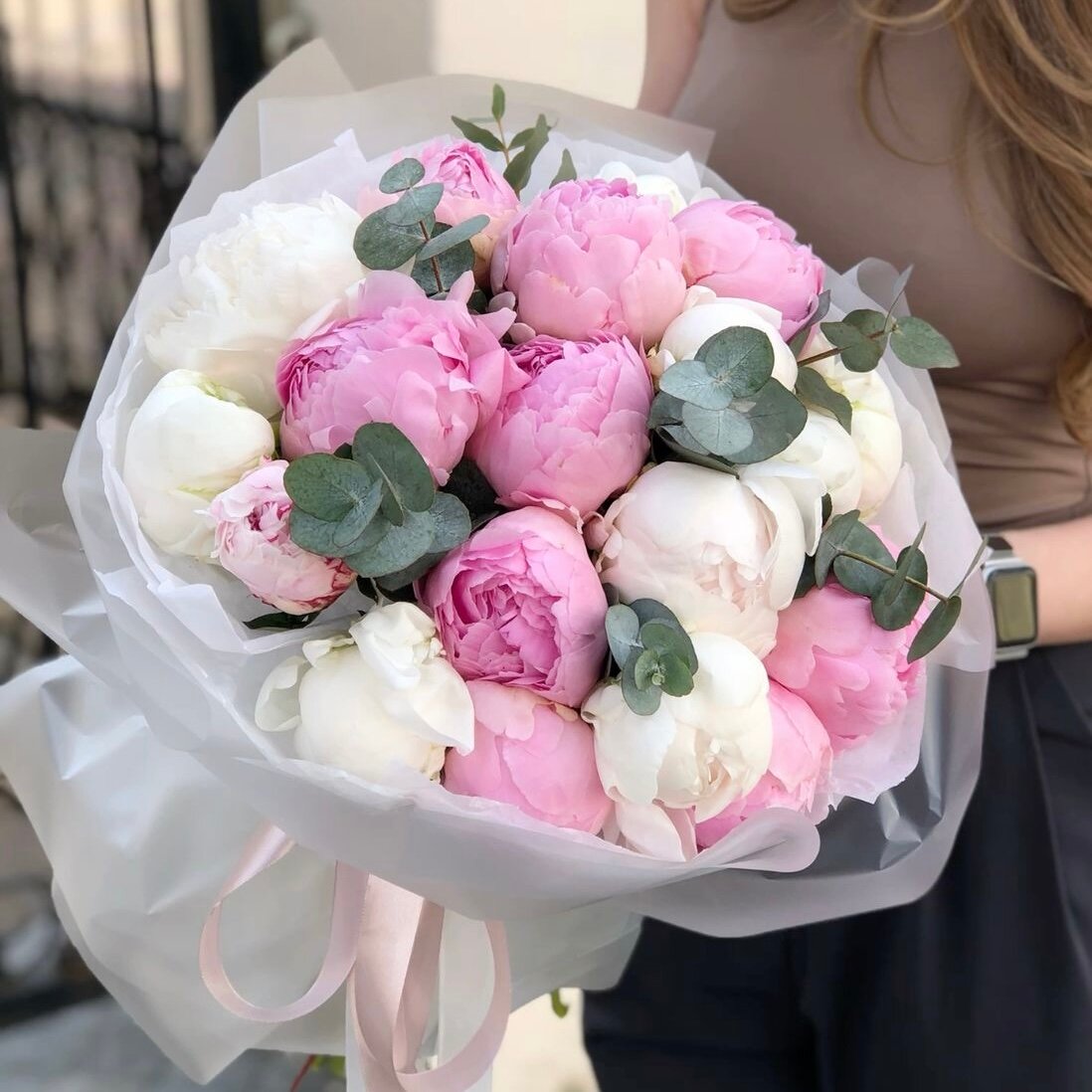 Букет из розовых и белых пионов 19 шт с эвкалиптом, красивый букет цветов, шикарный, премиум цветы, премиум букет