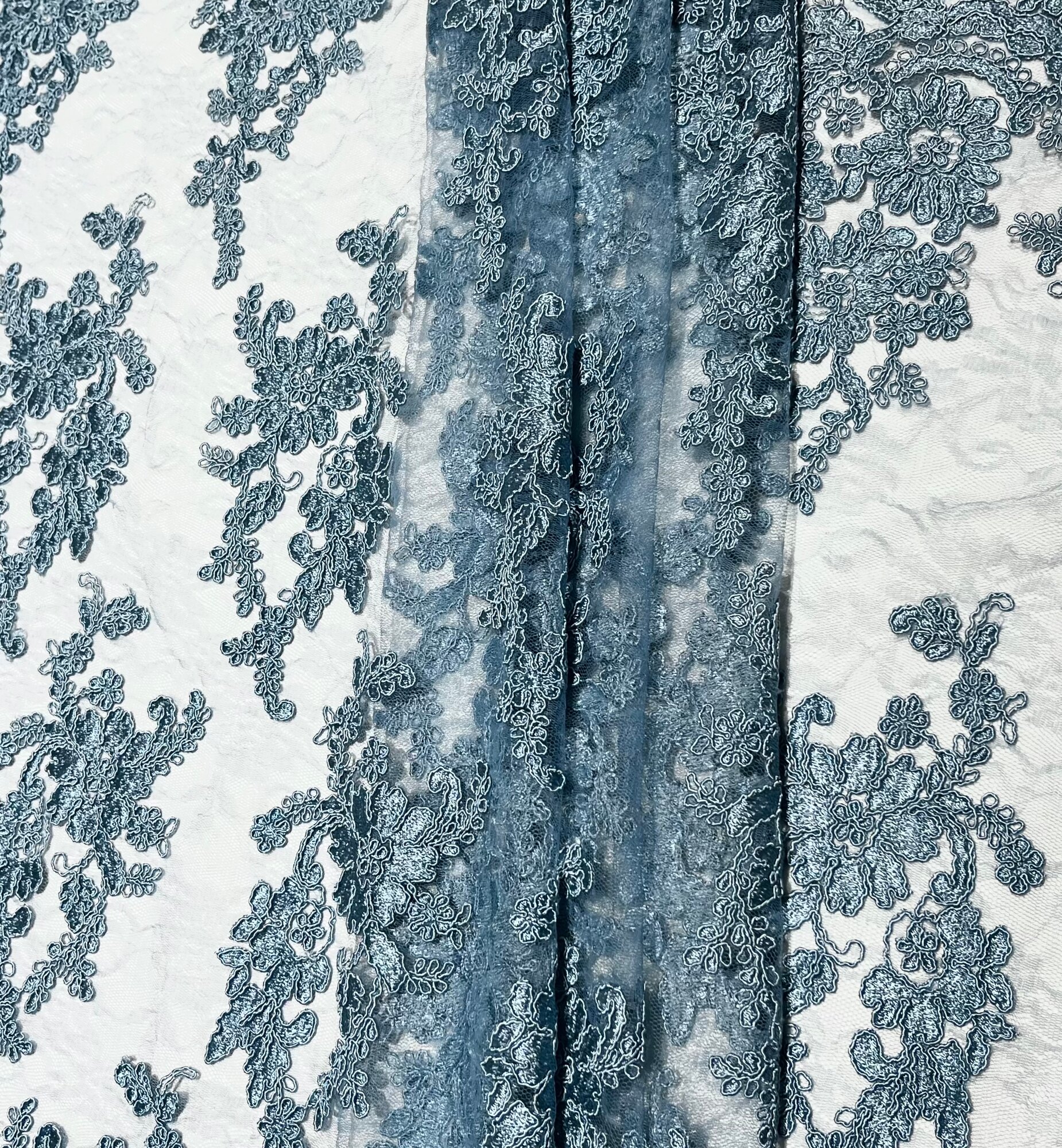 Ткань кружевная, сутажная вышивка, голубой цвет, плотность 200гр, ширина 135см, любой метраж кратный 1м