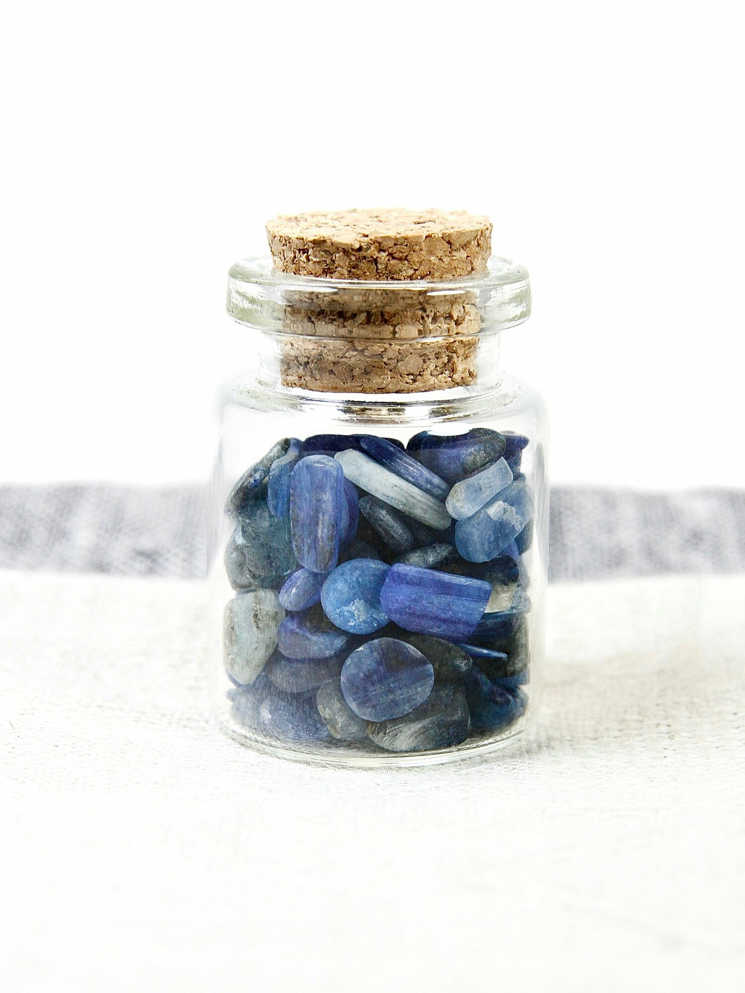 Кианит в баночке - 4-6 мм, натуральный камень, стекло, 1 шт - для декора, поделок, бижутерии