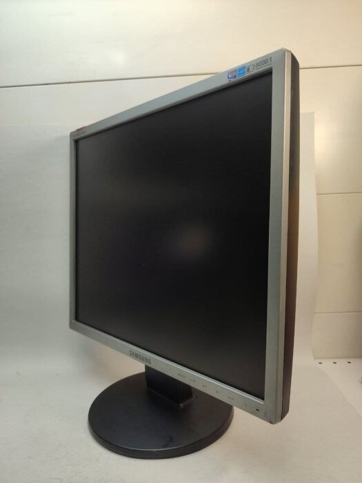 Монитор с уцененкой ЖК 19" 5:4 Samsung 943N черный-серебристый
