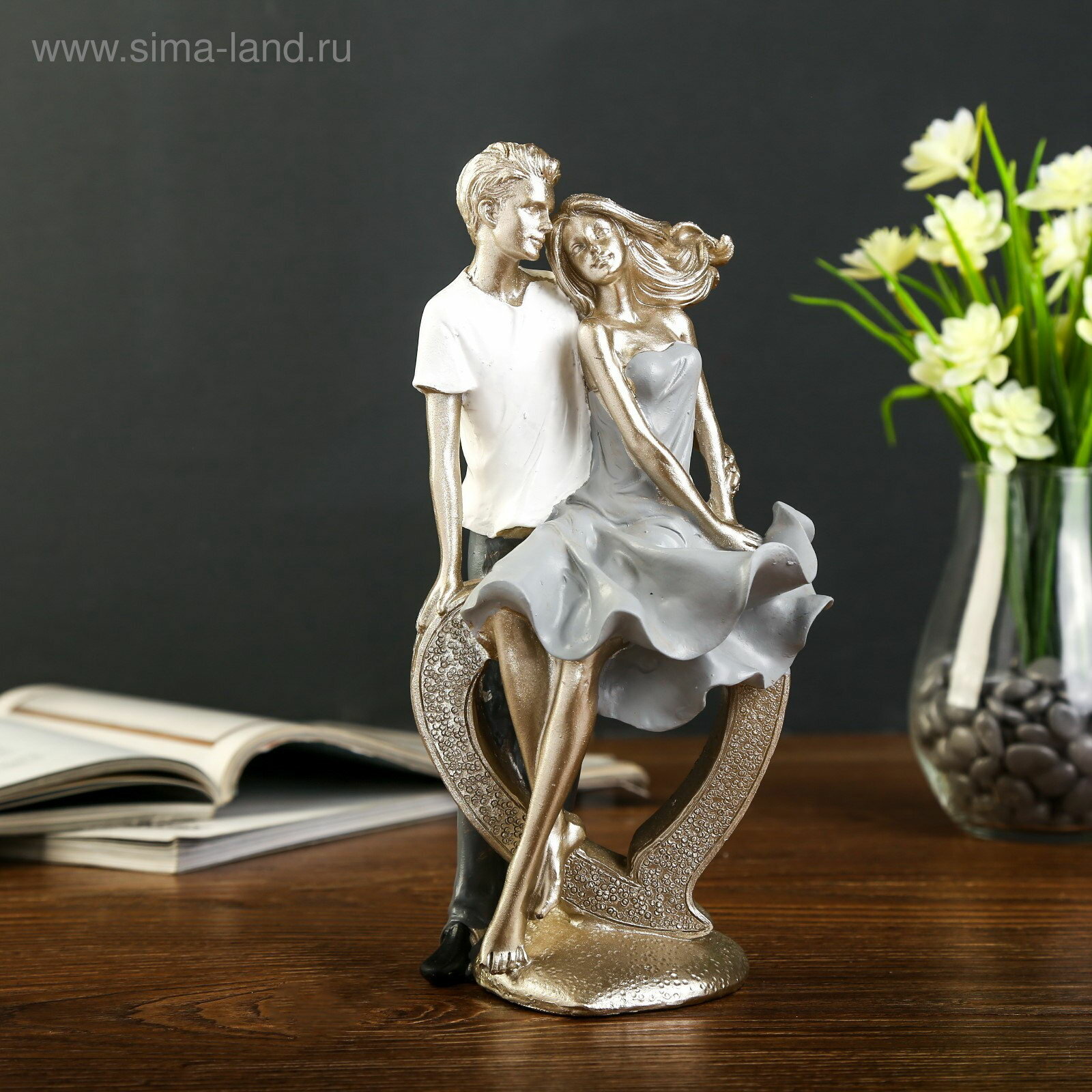 Фигурка полистоун "Влюблённые на сердце", 23.5x12x9 см, цвет: золотистый