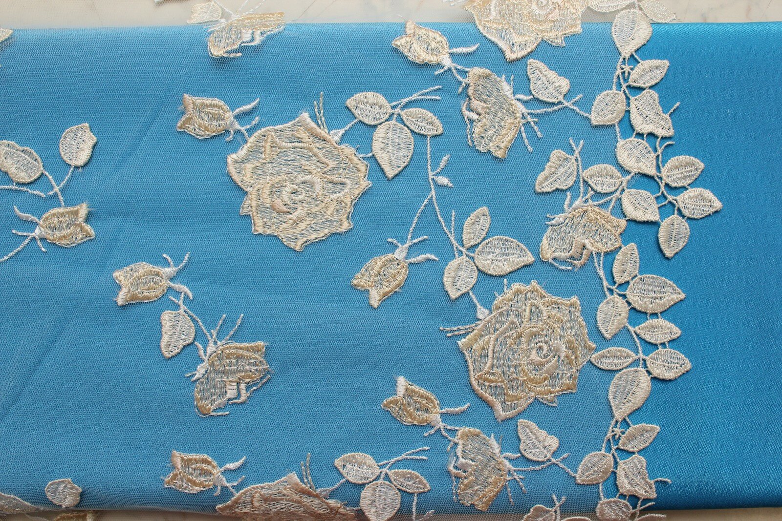 Ткань Вышивка на сетке с каймой бежево-молочная, ш122см, 0,5 м