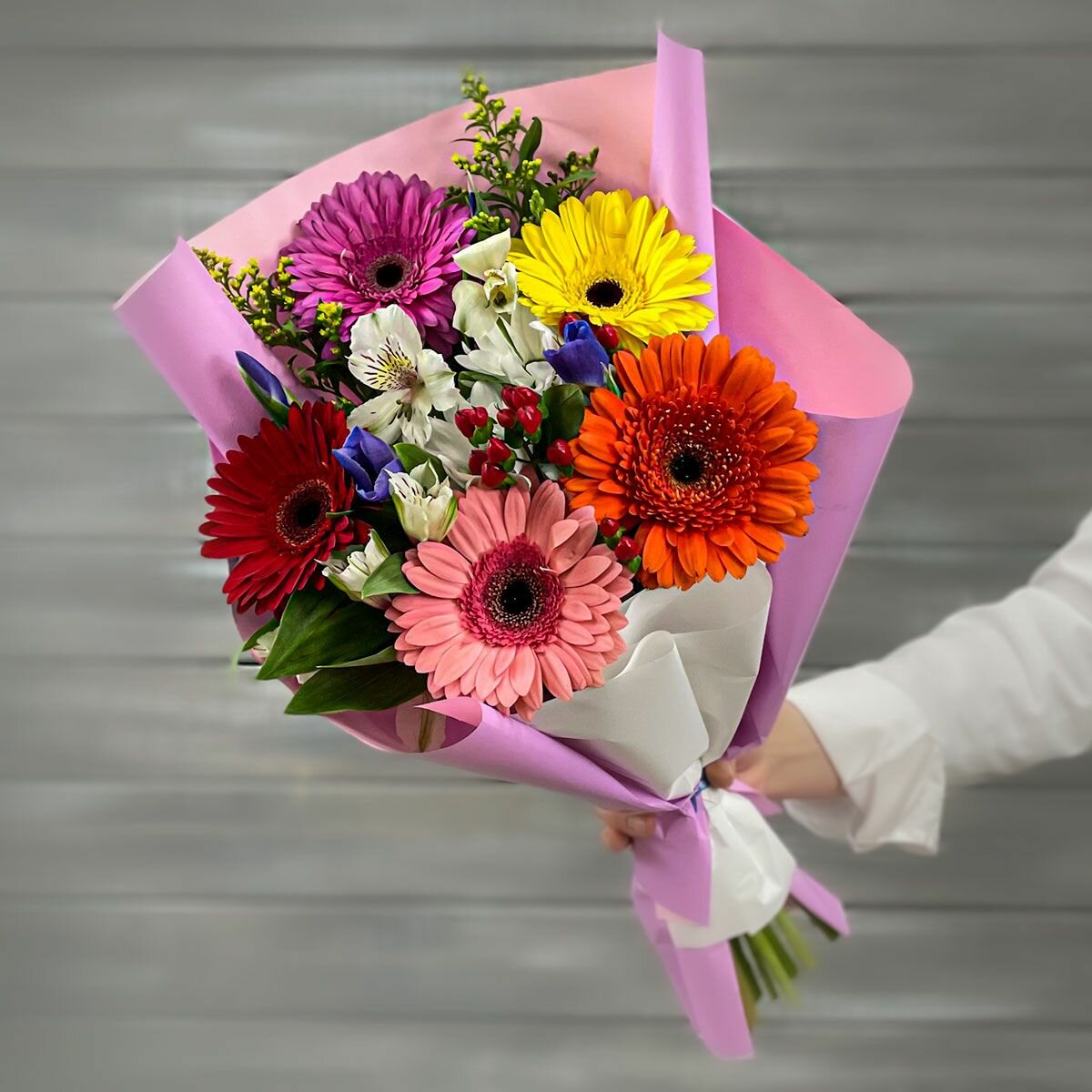 Букет из живых цветов разноцветных гербер и альстромерий