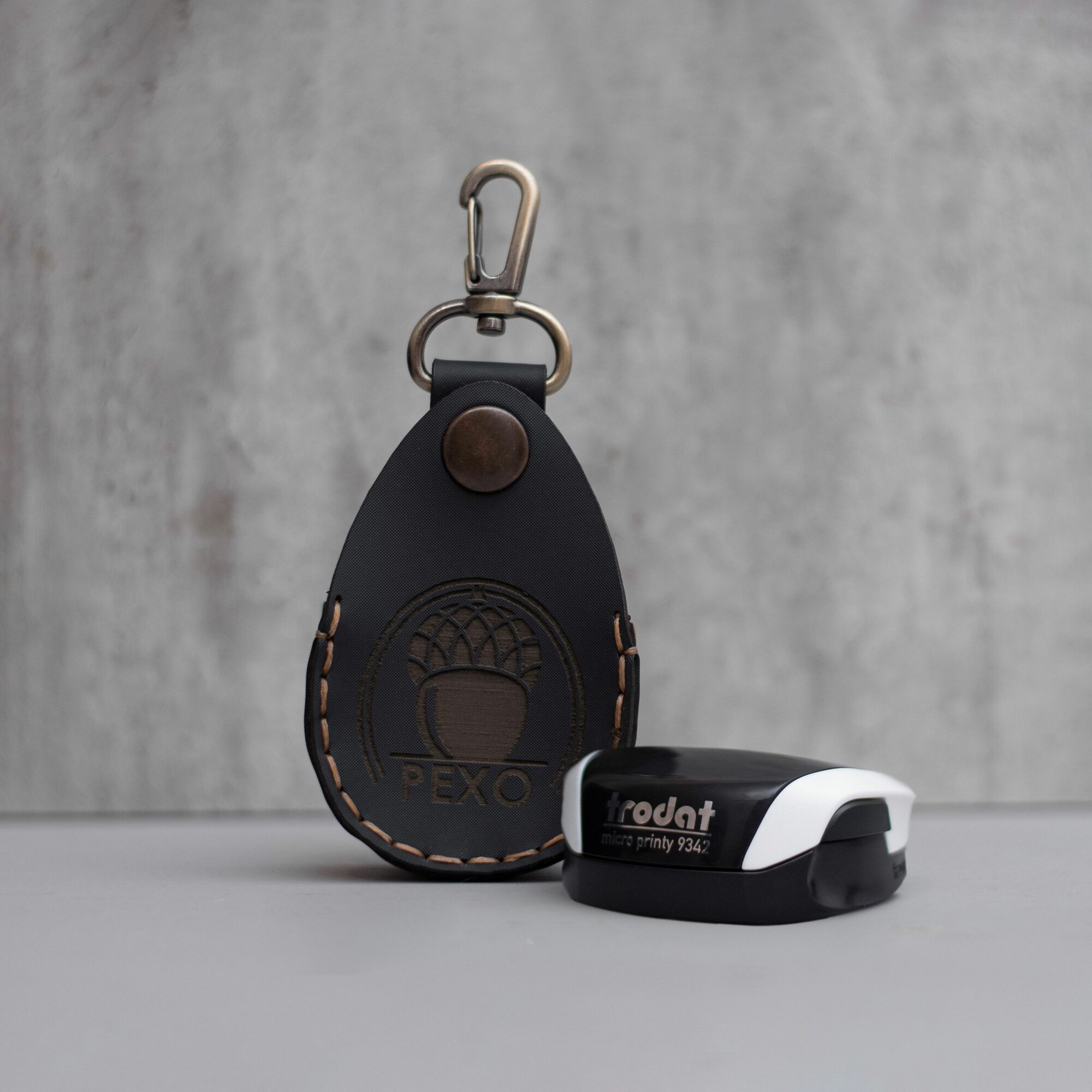 Футляр для печати карманной рехо "Капля-Эко" из экокожи, черный с бежевым