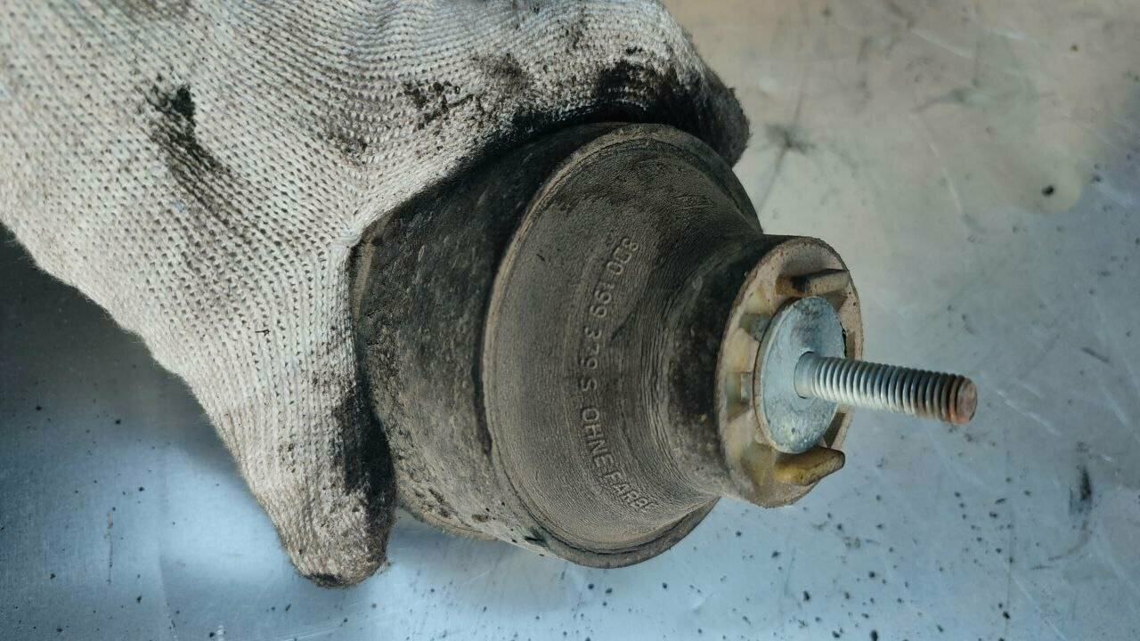 Подушка крепления двигателя Volkswagen Passat B5 (1996 - 2001) 8D0199379S