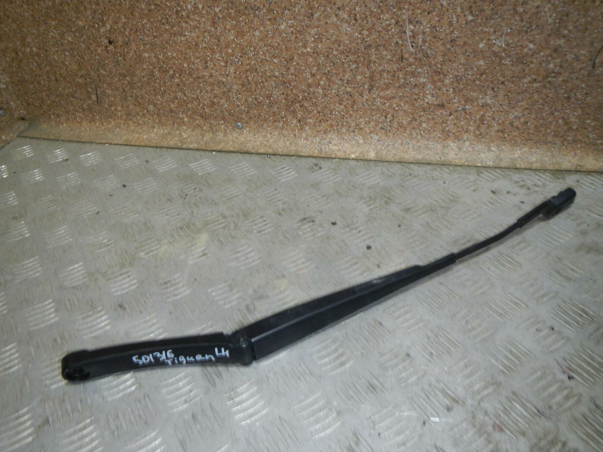 Б/У Поводок стеклоочистителя передний левый, Volkswagen (Фольксваген)-TIGUAN (II) (16-) VOLKSWAGEN TIGUAN (II) (16-) Без...