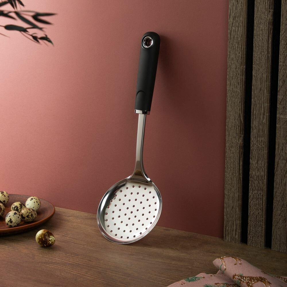 Шумовка из нержавеющей стали.