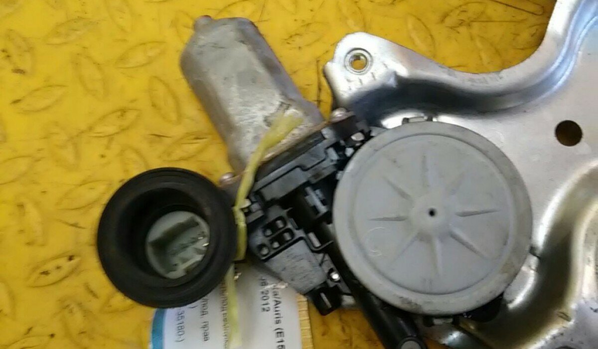 Моторчик стеклоподъемника Auris (E15) Toyota 8571035180