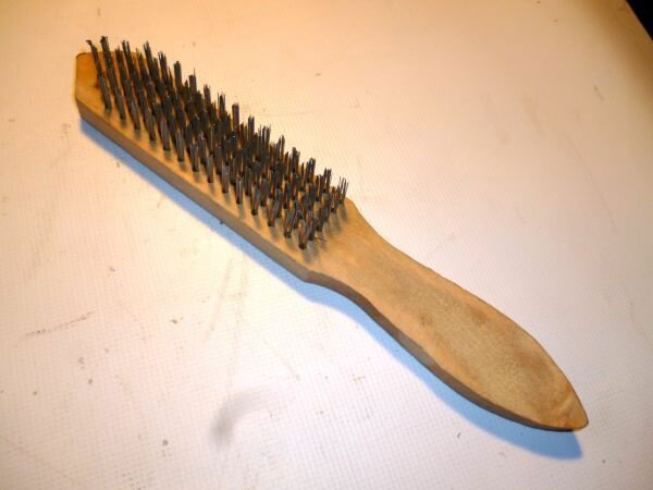 Щетка по металлу Ермак 6-ти рядная деревяная. ручка