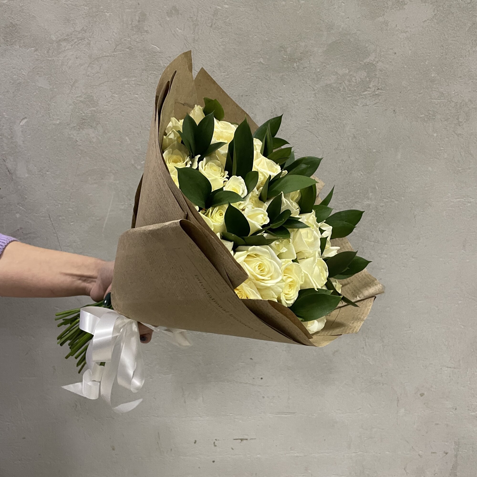 Живые цветы букет белых роз с рускусом 51 шт. в упаковке "Белый сад", сорт - Аваланж, Rurose