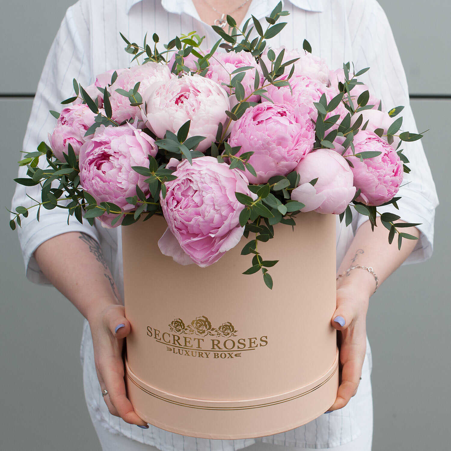 Коробка из розовых пионов с эвкалиптом "Милое создание"