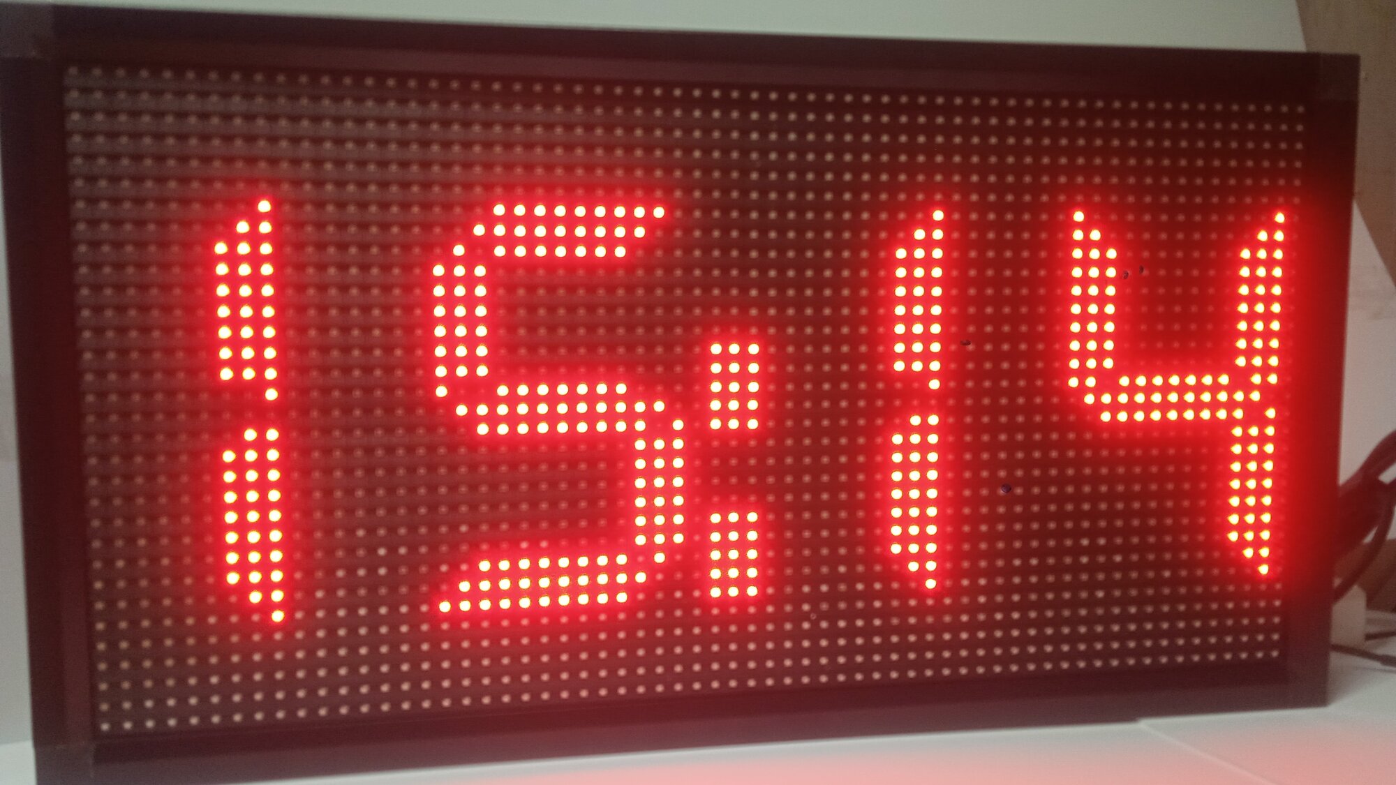 Уличные часы размером 69 на 37 см с датчиком температуры красного свечения с управлением через Lan