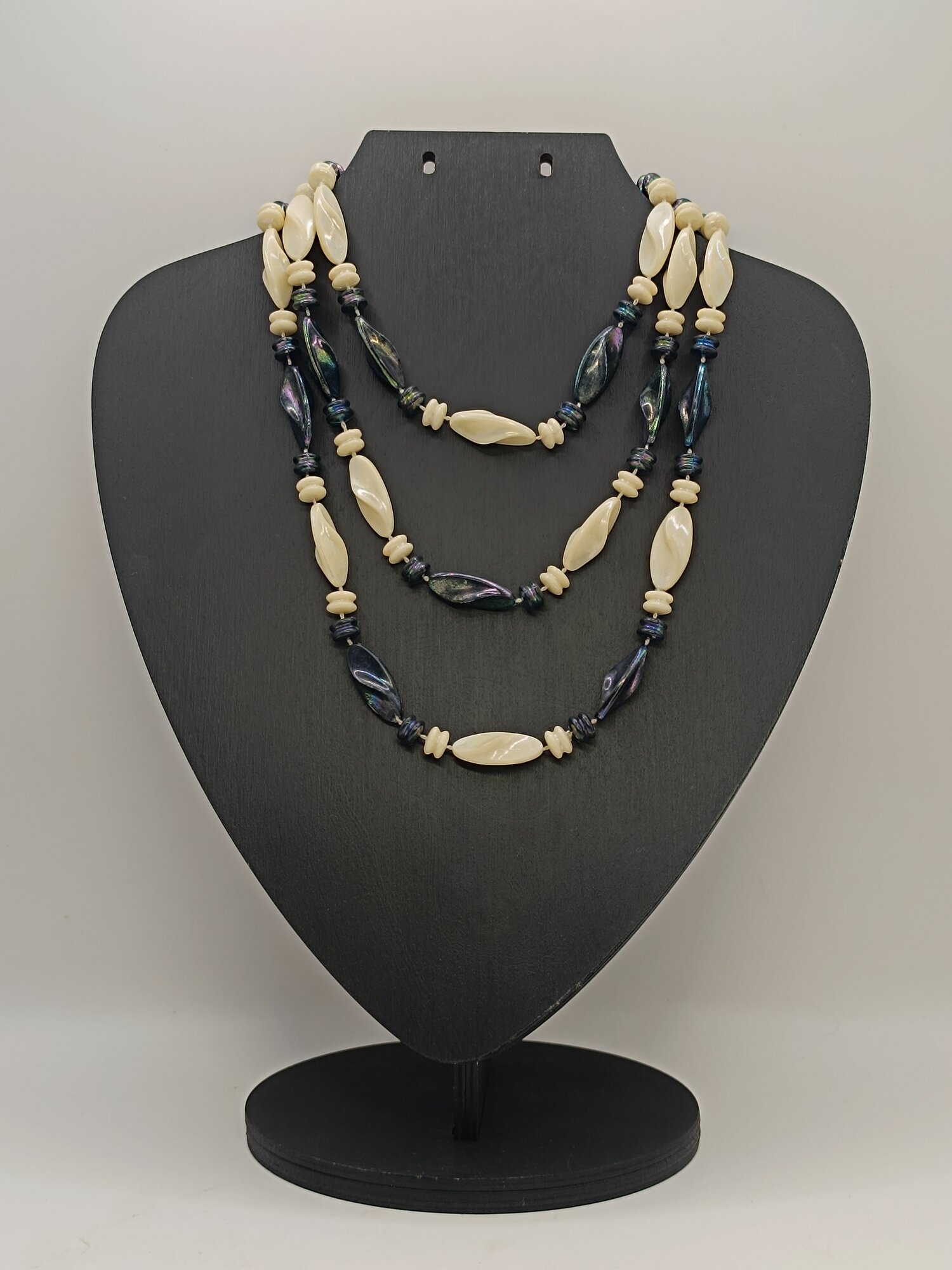 Винтажные пластиковые бусы, длина 112 см.