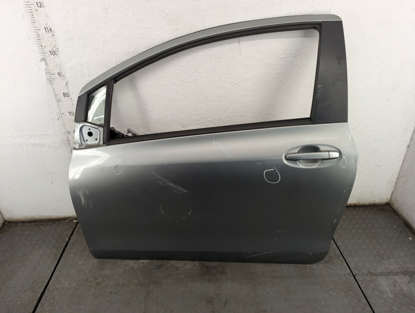Дверь боковая (легковая) левая передняя Toyota Yaris Б/У