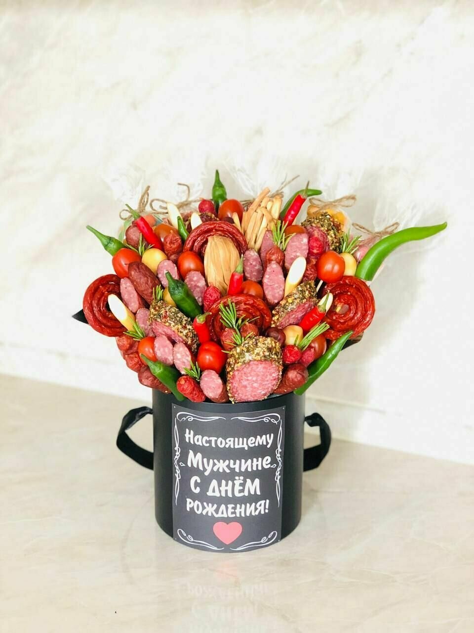 Подарок мужчине, колбасный букет в коробке / Набор закусок